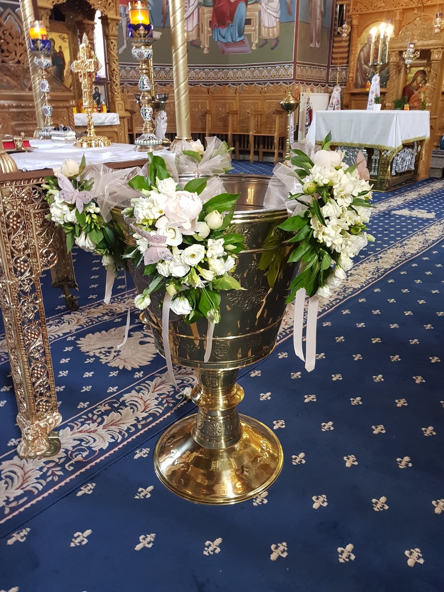 Lumanare de botez scurta ,40 cm,realizata din flori albe,ce exprima ...